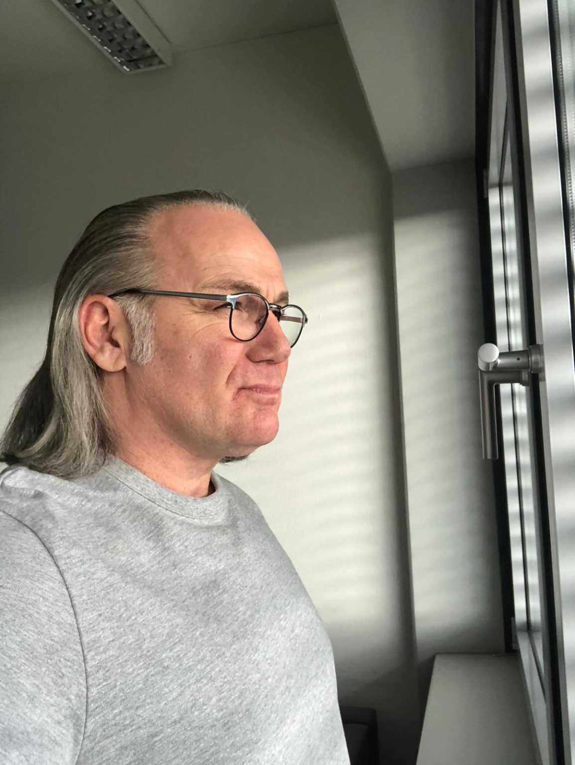 Neuer Look für Robert Küpper – Luca Maric rasiert den Bart ab – Offizieller „Unter uns“-Fanclub