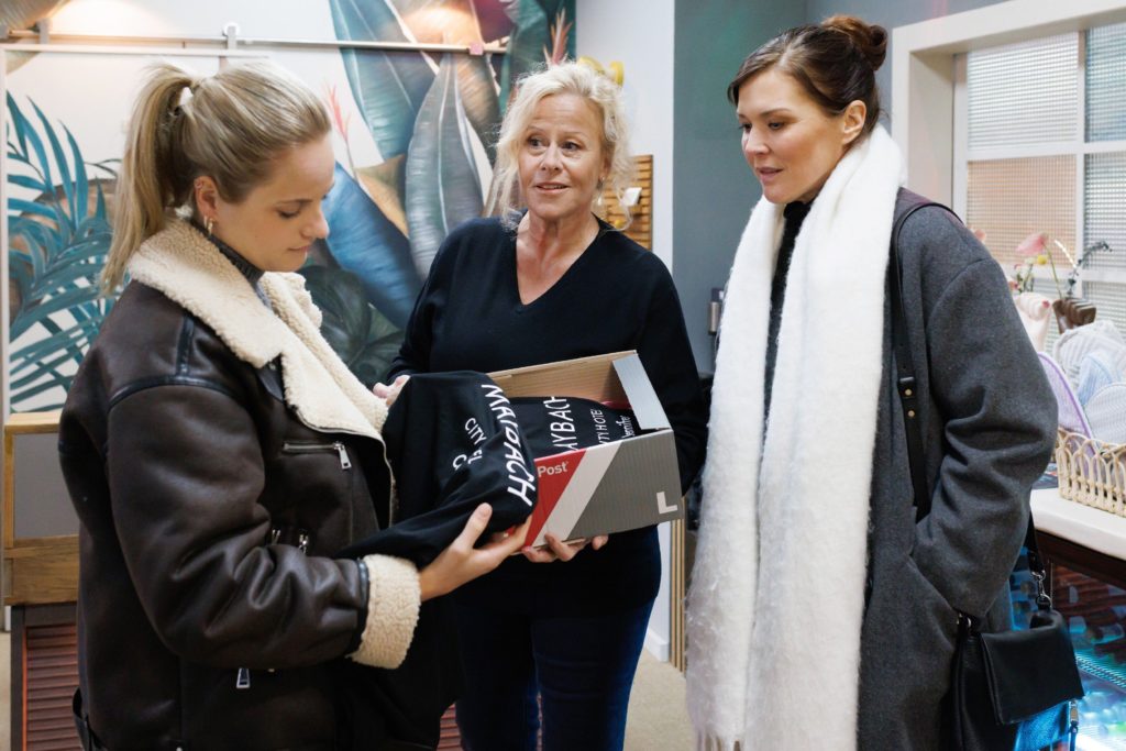 Trauriger Abschied in Bildern: Corinna wird beerdigt – Offizieller „Unter uns“-Fanclub