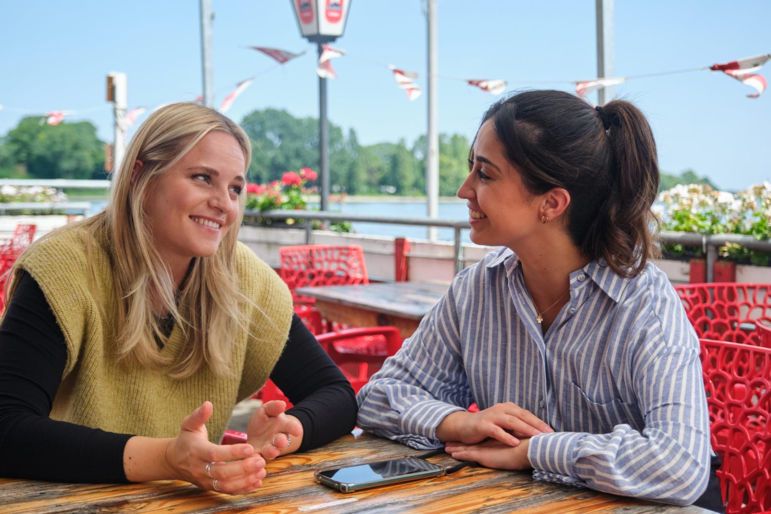 Geschwister-Duo mit Geheimnis: Özge Delioglan und Metehan Demiröz spielen Esma und Baris Gülek ...